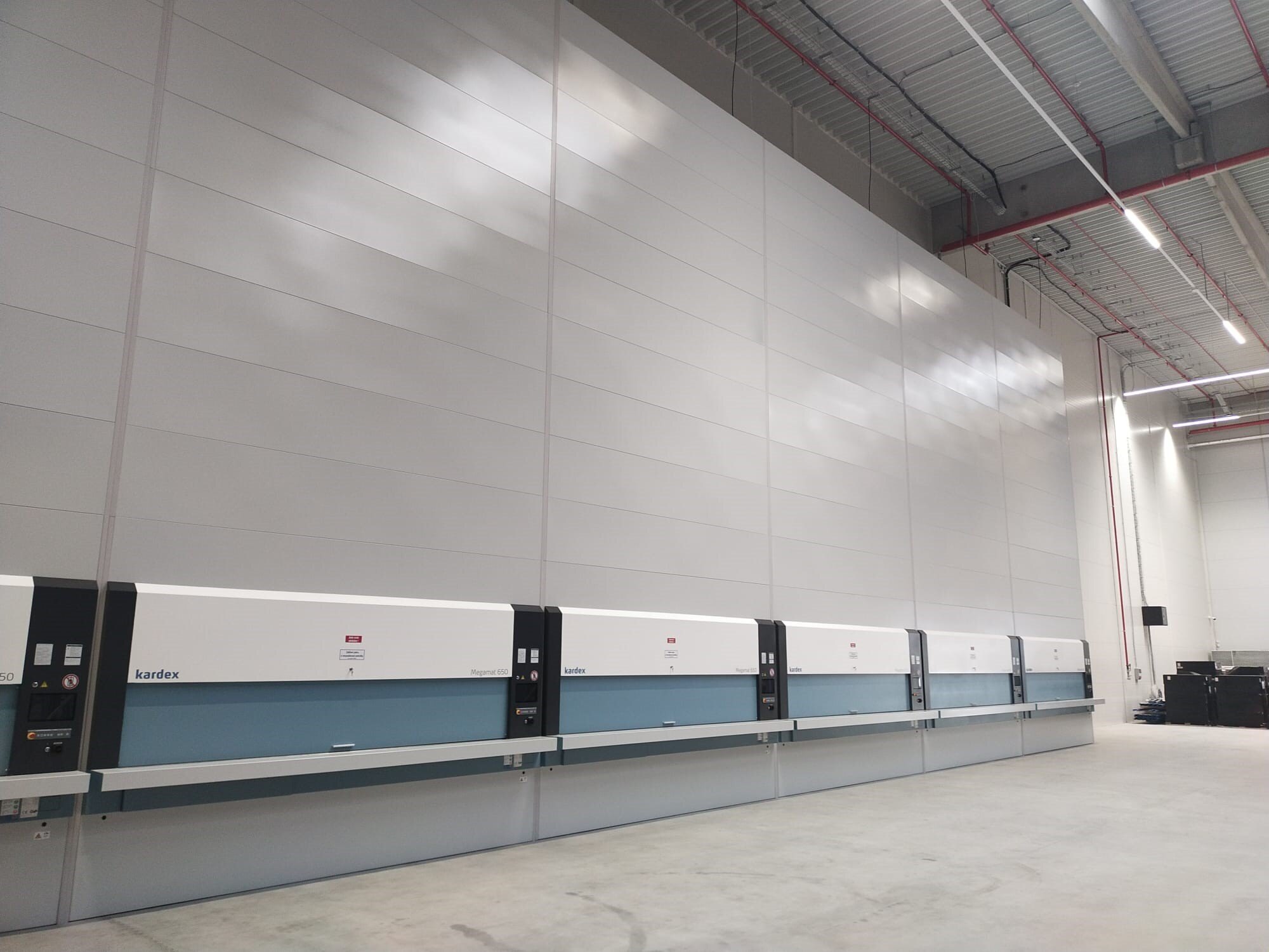 Bezvavlasy partnered with Kardex to Implement an Advanced Automated System